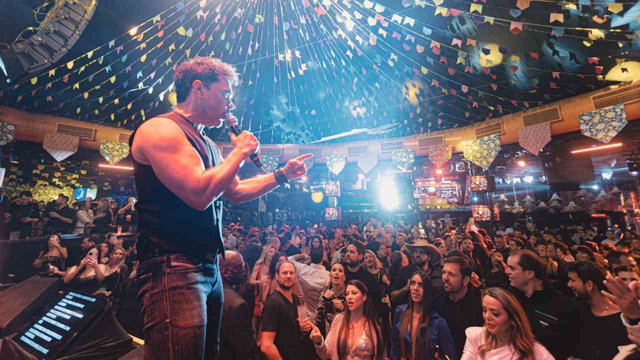 Zezé Di Camargo abre “arraiá” da Vila JK com o seu “Rústico” - ISTOÉ ...