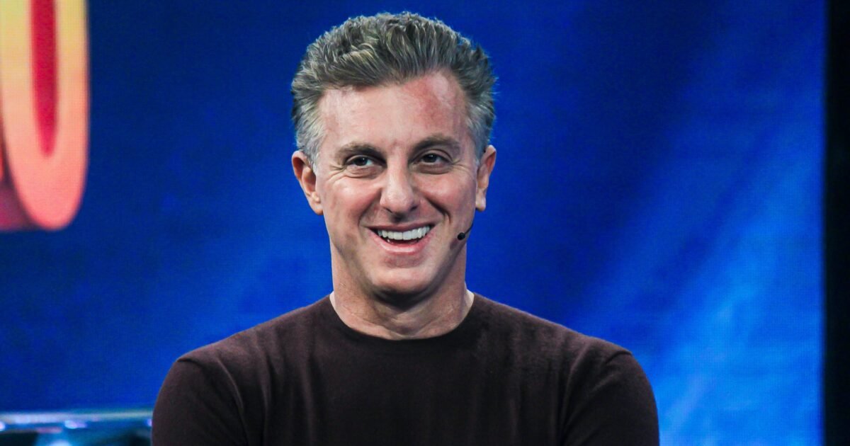 GNT planeja programa de entrevistas com Luciano Huck para 2026 - ISTOÉ ...