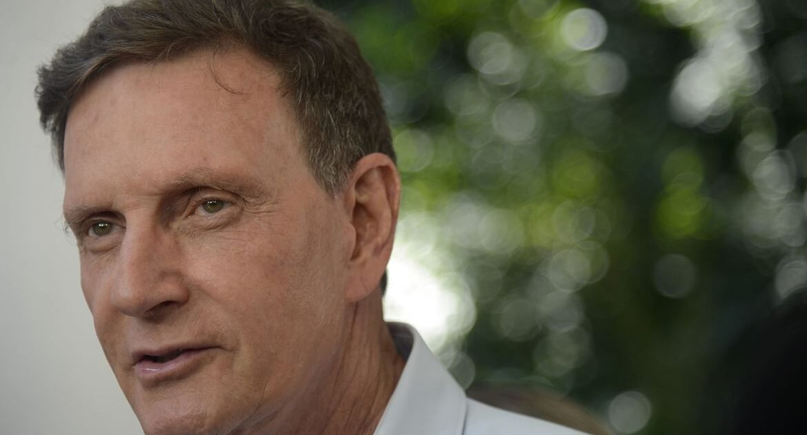 Crivella é condenado a pagar multa por mandar recolher livro com beijo ...