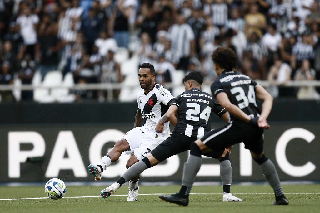 Botafogo bate Vasco no Engenhão e mantém vantagem na liderança do ...