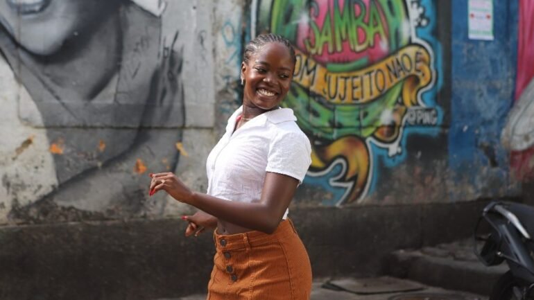 Estrela da novela ‘Vai na Fé’, Clara Moneke estrela campanha ...