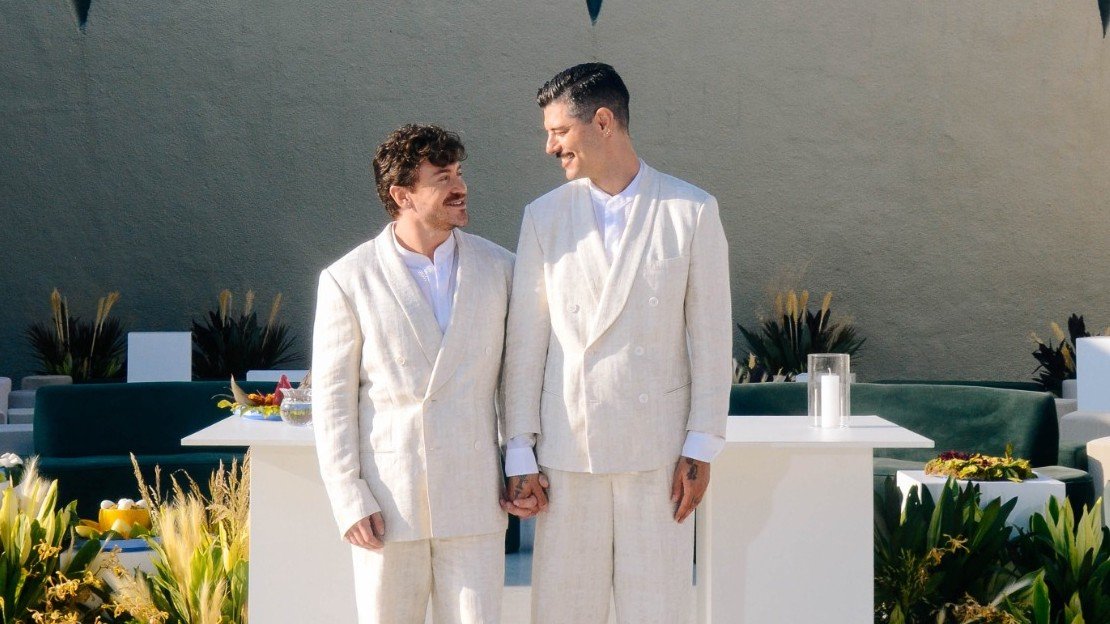 Kadu Dantas e Peter Zawel celebram união durante pôr do sol no Teatro L ...