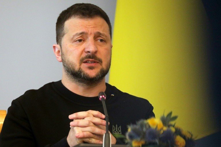 Ucrânia não emitirá mais passaportes no exterior para homens em idade ...