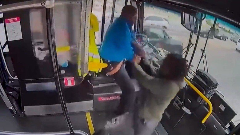 Vídeo: passageiro e motorista brigam com ônibus em movimento e provocam ...
