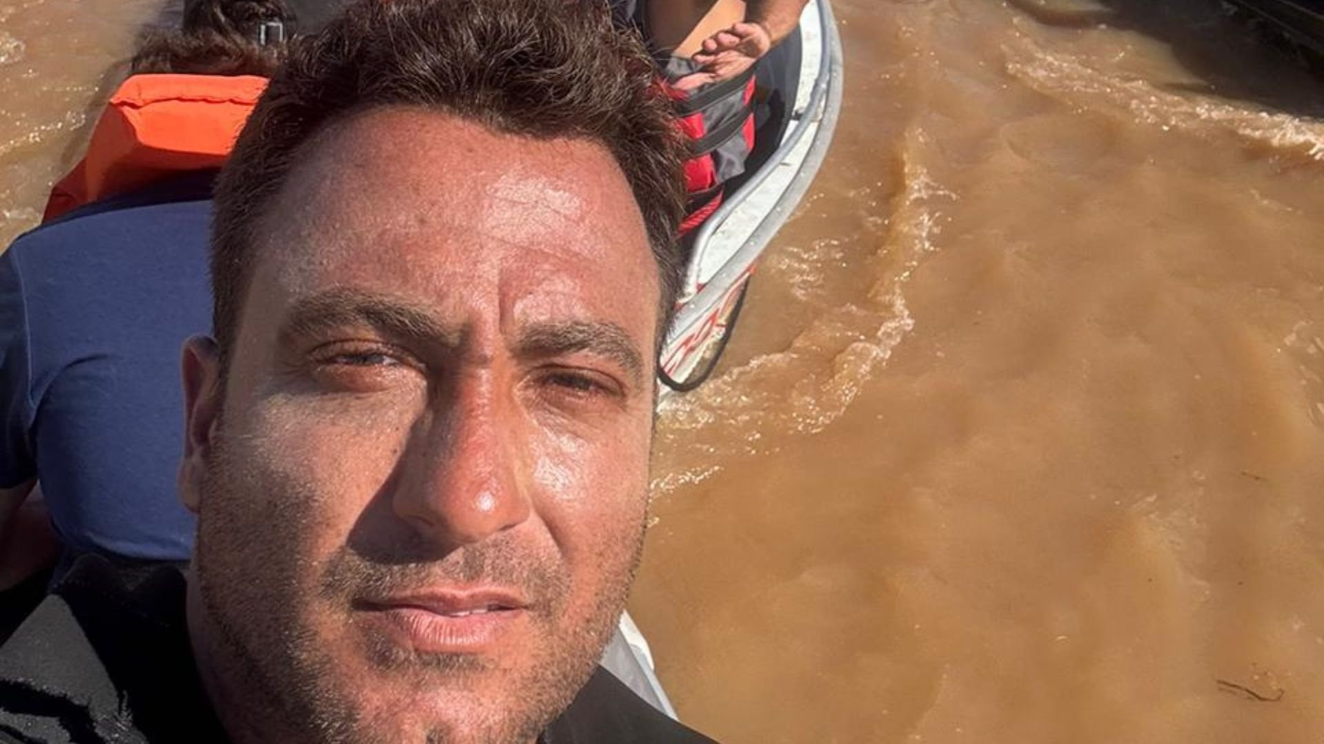 Surfista Felipe Cesarano se torna voluntário e resgata vítimas de ...