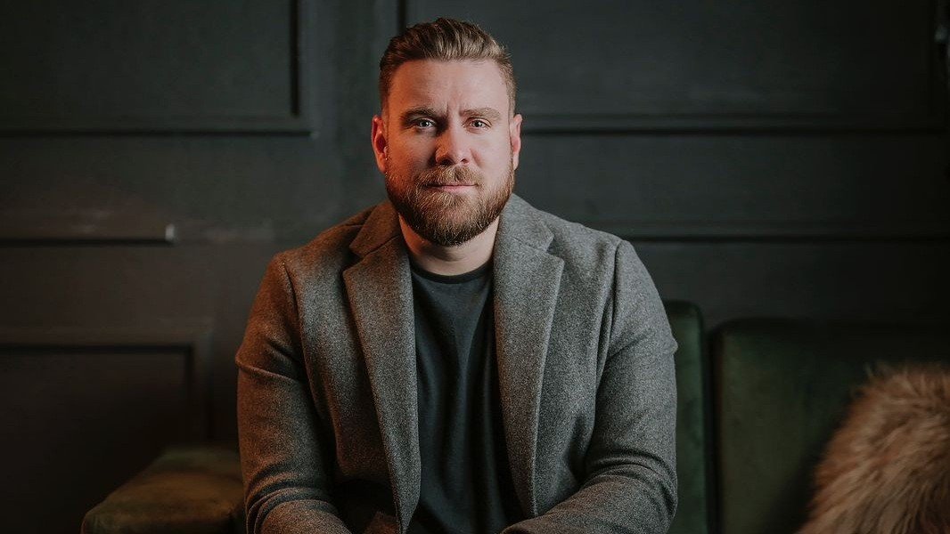 André Fernandes lançará sua nova obra na Bienal do Livro em SP - ISTOÉ ...