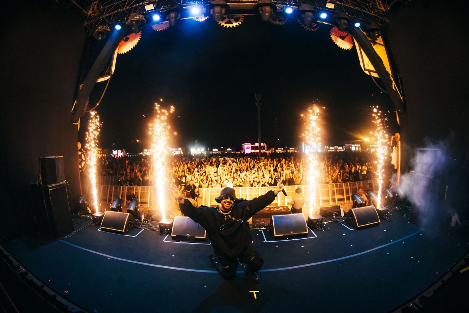 DJ Topo faz performance marcante no Rock in Rio 2024 com hologramas e ...