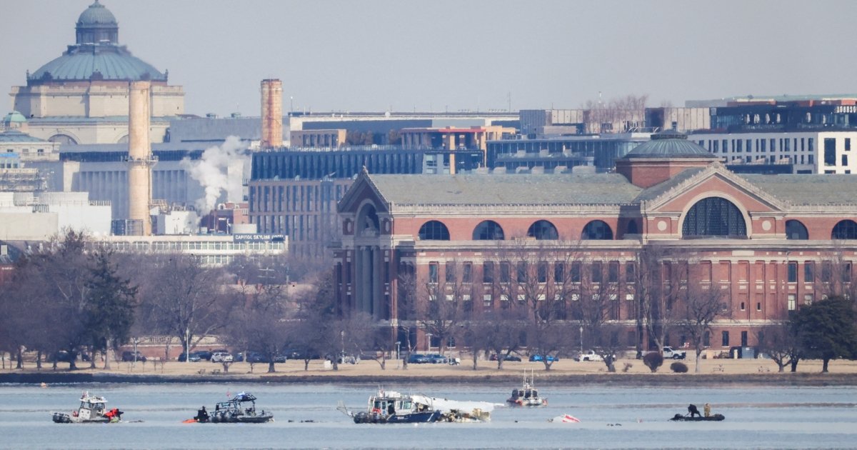 Investigadores tentam recuperar aeronave após acidente em Washington ...