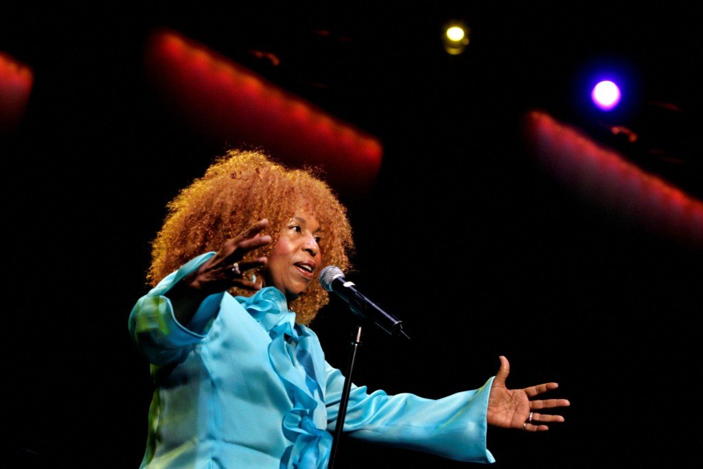 Roberta Flack, cantora ícone do soul e do R&B, morre aos 88 anos ...