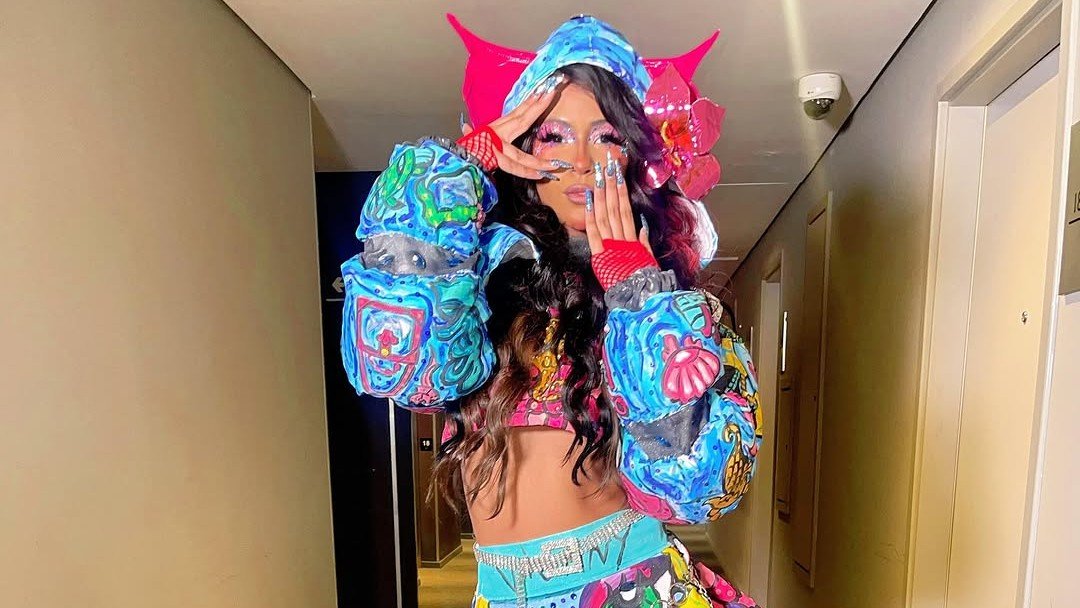 Jovem cantora Wenny aposta em look autêntico para o Carnaval