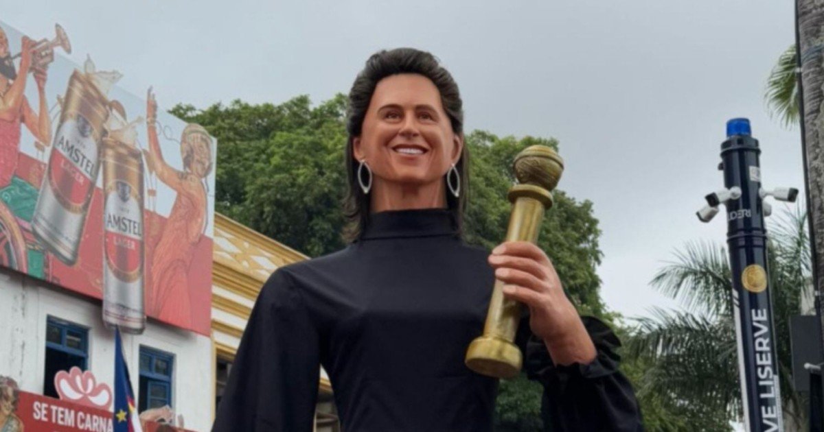Fernanda Torres é homenageada com ‘bonecão de Olinda’ e prêmio na mão ...