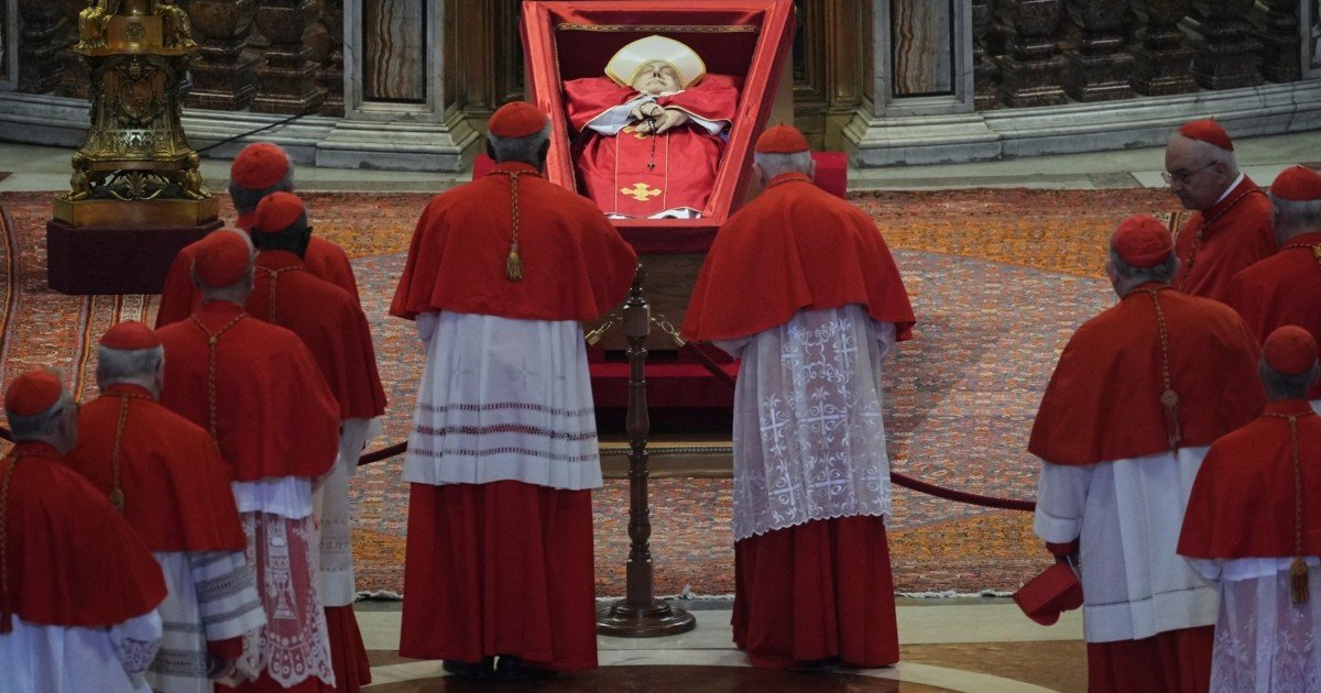 Corpo do papa Francisco é velado na Basílica de São Pedro; acompanhe ...