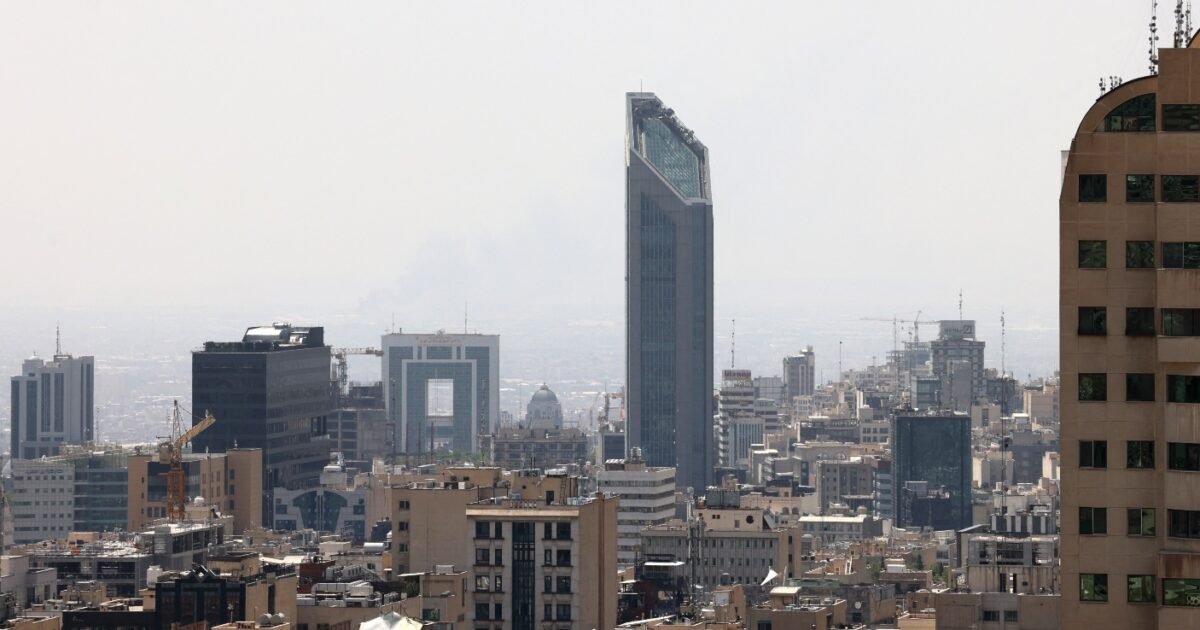 Israel pede evacuação de Teerã e faz novo ataque; Irã emite alerta para ...