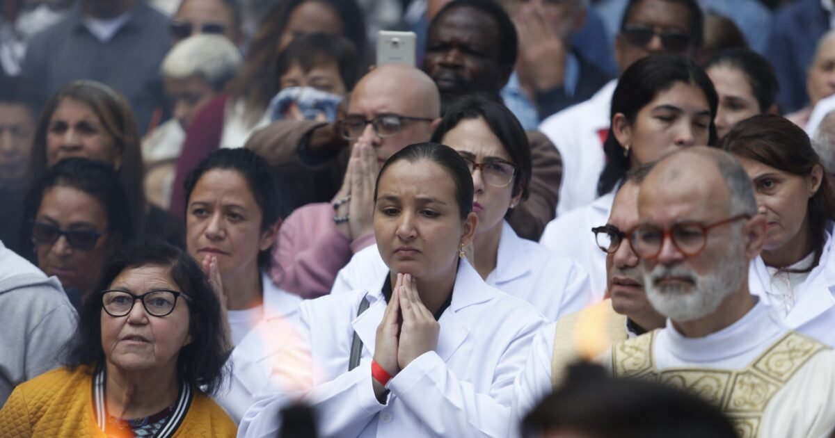 Veja o percentual de católicos, espíritas e outros no Brasil, segundo o ...