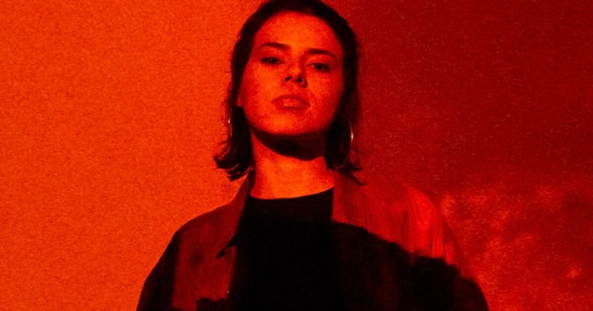 Louise França faz releitura de sucessos de Nação Zumbi em estreia como ...