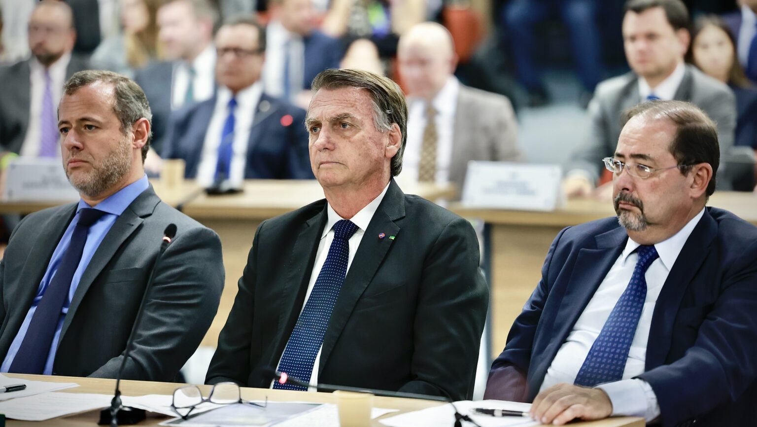 Retrospectiva 2025: o julgamento e o destino de Jair Bolsonaro - ISTOÉ ...
