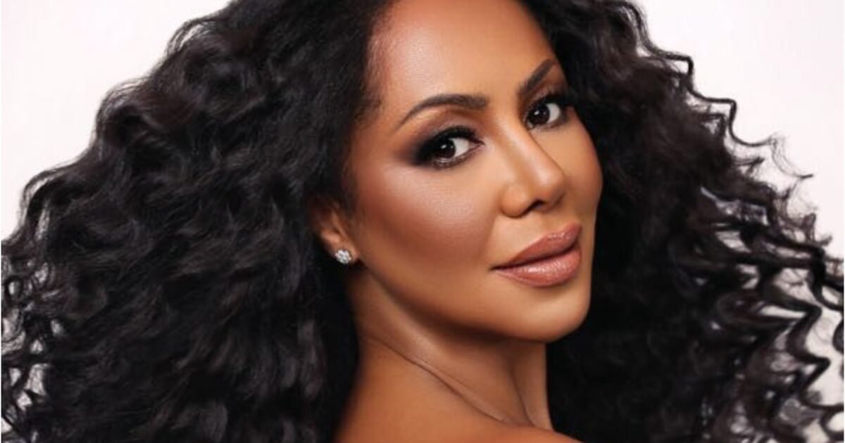 Eterna Globeleza, Valéria Valenssa celebra seus 54 anos com lançamento ...