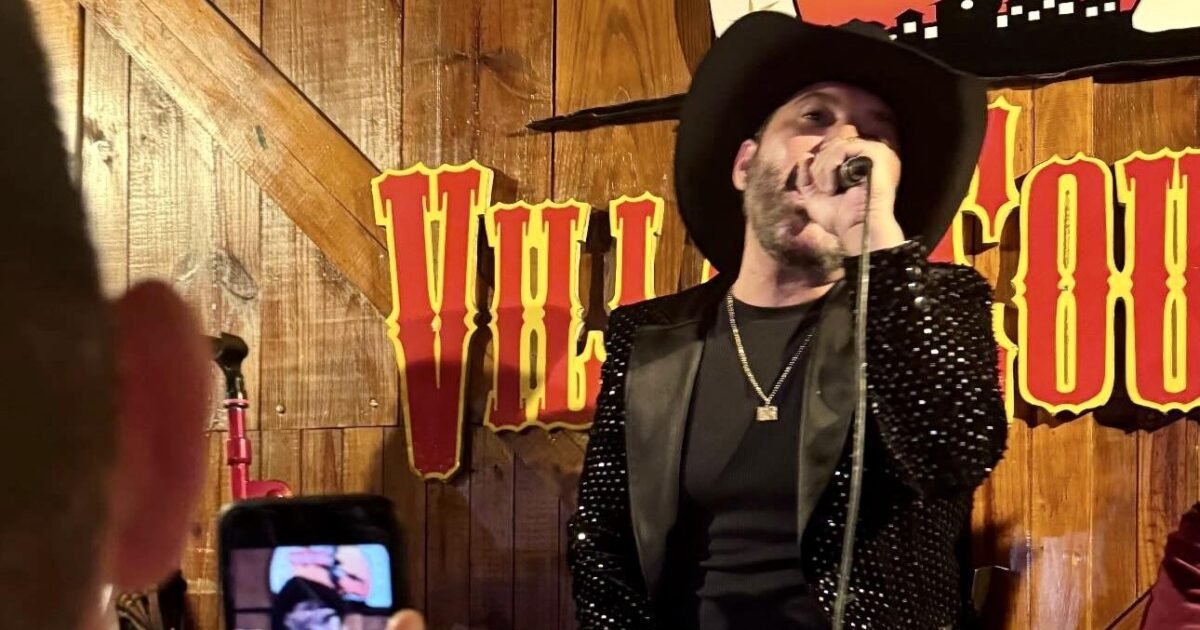 Cantor Edson aparece de surpresa no Villa Country e emociona fãs - ISTOÉ Independente