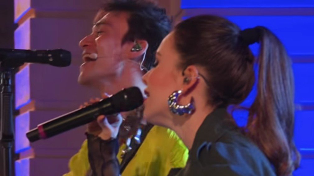 Sem aviso, Sandy participa de apresentação de Jacob Collier no The Town ...