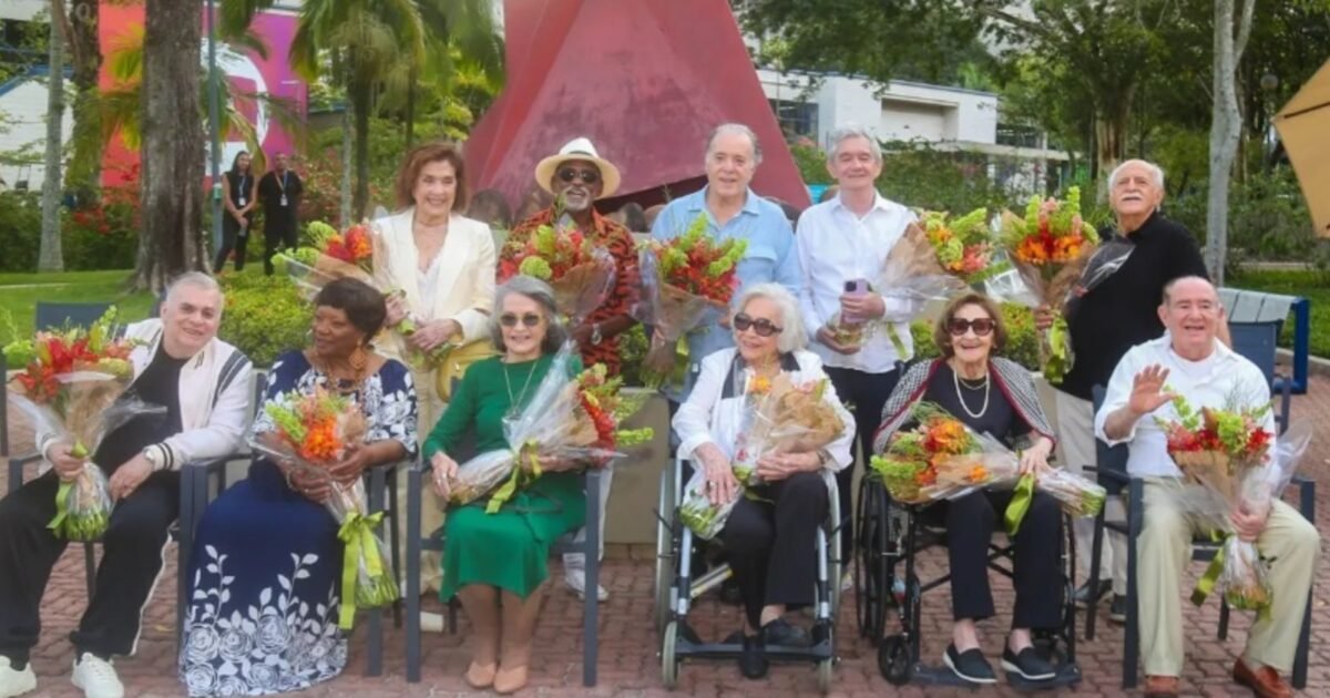 Laura Cardoso e atores veteranos se reúnem para inaugurar calçada da ...