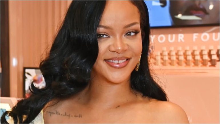 Rihanna é clicada em público com a filha pela 1ª vez dois meses após ...