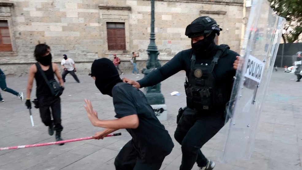 Protesto da ‘geração Z’ no México deixa ao menos 120 feridos - ISTOÉ ...