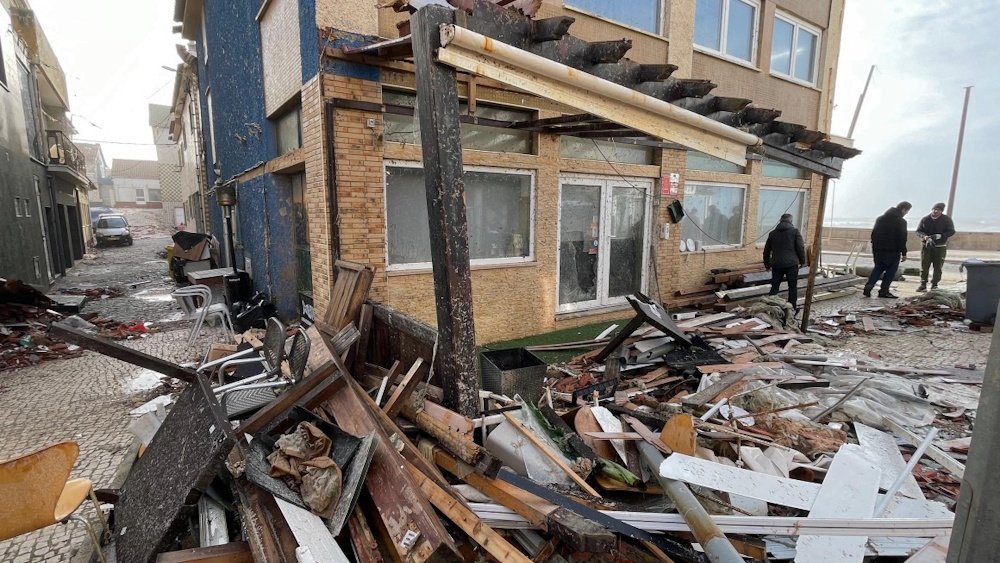 Tempestade Kristin deixa mais 200 mil portugueses sem energia elétrica ...