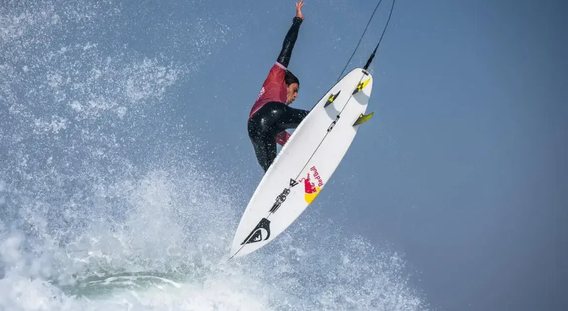 Mateus Herdy conquista vaga e Brasil terá dez surfistas no Circuito ...
